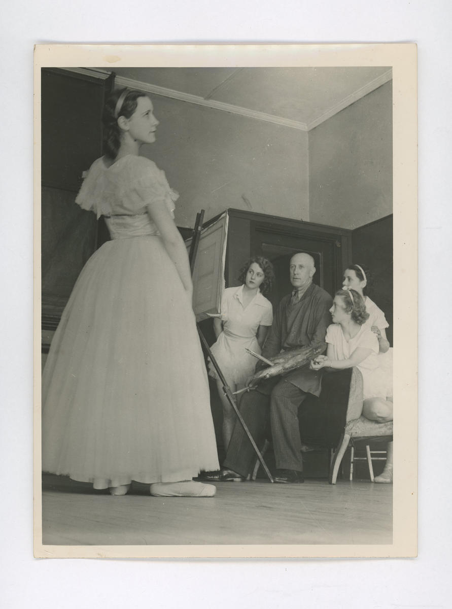 Photograph, a ballet dancer poses for Daryl Lindsay, c. 1900-1984 ...